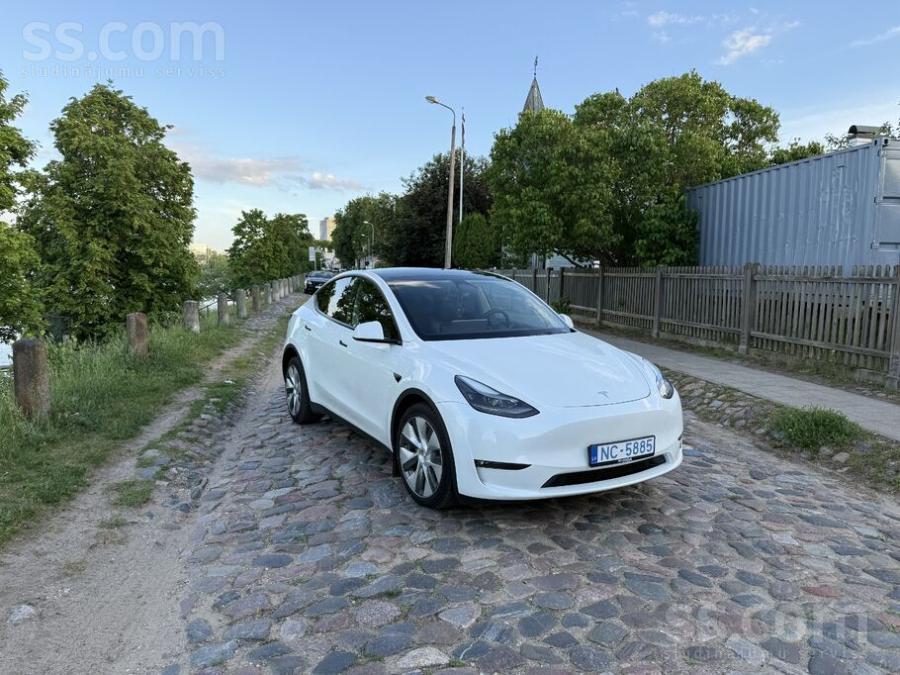 White Tesla Model Y 2023 in Riga, with an engine capacity of 0.00 L and mileage of 68 thousand km for 40990 €, photo 3 on AUTOMOTO.COM.LV