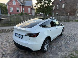 White Tesla Model Y 2023 in Riga, with an engine capacity of 0.00 L and mileage of 68 thousand km for 40990 €, photo 4 on AUTOMOTO.COM.LV