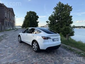 White Tesla Model Y 2023 in Riga, with an engine capacity of 0.00 L and mileage of 68 thousand km for 40990 €, photo 5 on AUTOMOTO.COM.LV