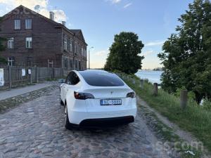 White Tesla Model Y 2023 in Riga, with an engine capacity of 0.00 L and mileage of 68 thousand km for 40990 €, photo 6 on AUTOMOTO.COM.LV
