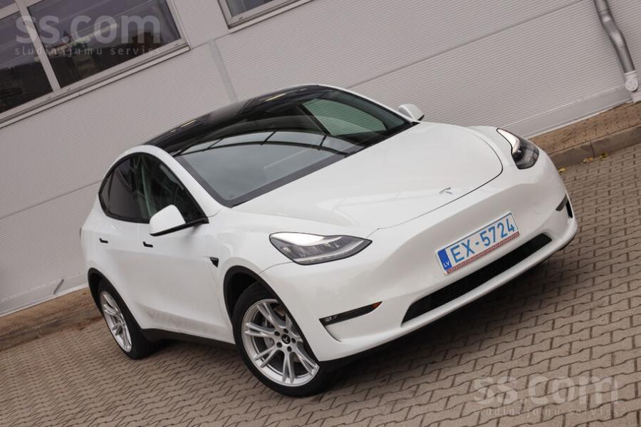 White Tesla Model Y 2020 in Riga, with an engine capacity of 0.00 L and mileage of 73 thousand km for 28995 €, photo 4 on AUTOMOTO.COM.LV