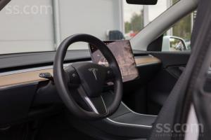 White Tesla Model Y 2020 in Riga, with an engine capacity of 0.00 L and mileage of 73 thousand km for 28995 €, photo 9 on AUTOMOTO.COM.LV