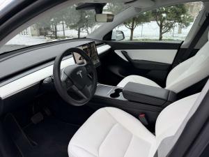 Balts Tesla Model Y 2021 Tauragė, ar dzinēja tilpumu 0.00 L un nobraukumu 65 tūkst. km par 23100 €, foto 5 vietnē AUTOMOTO.COM.LV