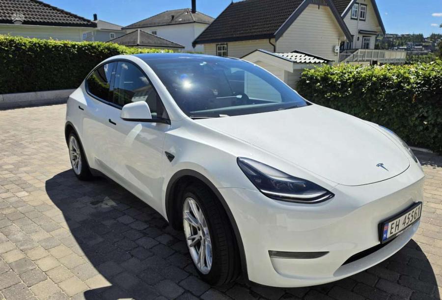 White Tesla Model Y 2021 in Kaunas, with an engine capacity of 0.00 L and mileage of 265 thousand km for 22000 €, photo 1 on AUTOMOTO.COM.LV