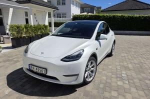 White Tesla Model Y 2021 in Kaunas, with an engine capacity of 0.00 L and mileage of 265 thousand km for 22000 €, photo 3 on AUTOMOTO.COM.LV