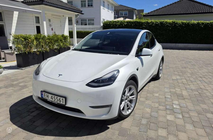 White Tesla Model Y 2021 in Kaunas, with an engine capacity of 0.00 L and mileage of 265 thousand km for 22000 €, photo 3 on AUTOMOTO.COM.LV