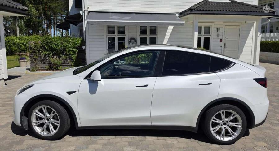 White Tesla Model Y 2021 in Kaunas, with an engine capacity of 0.00 L and mileage of 265 thousand km for 22000 €, photo 4 on AUTOMOTO.COM.LV
