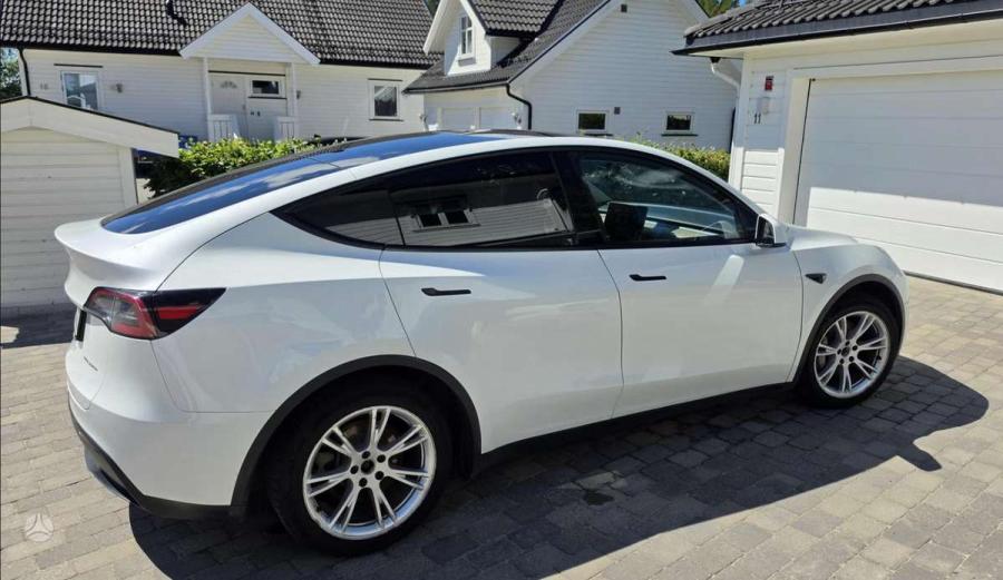 White Tesla Model Y 2021 in Kaunas, with an engine capacity of 0.00 L and mileage of 265 thousand km for 22000 €, photo 5 on AUTOMOTO.COM.LV