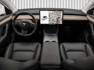 White Tesla Model Y 2021 in Tukums, with an engine capacity of 0.00 L and mileage of 63 thousand km for 33990 €, photo 4 on AUTOMOTO.COM.LV
