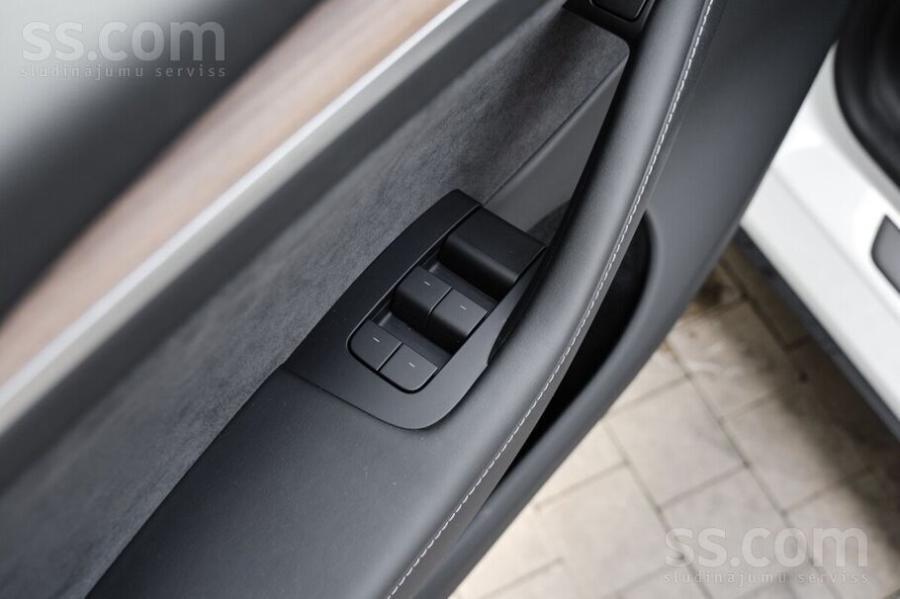 Balts Tesla Model Y 2021 Rīga, ar dzinēja tilpumu 0.00 L un nobraukumu 71 tūkst. km par 32150 €, foto 8 vietnē AUTOMOTO.COM.LV