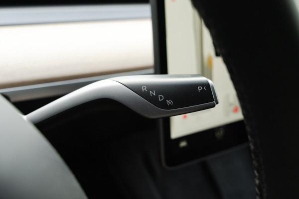 Balts Tesla Model Y 2021 Mārupe, ar dzinēja tilpumu 0.00 L un nobraukumu 71 tūkst. km par 32150 €, foto 9 vietnē AUTOMOTO.COM.LV