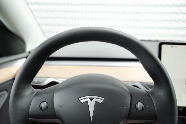Balts Tesla Model Y 2021 Mārupe, ar dzinēja tilpumu 0.00 L un nobraukumu 71 tūkst. km par 32150 €, foto 10 vietnē AUTOMOTO.COM.LV