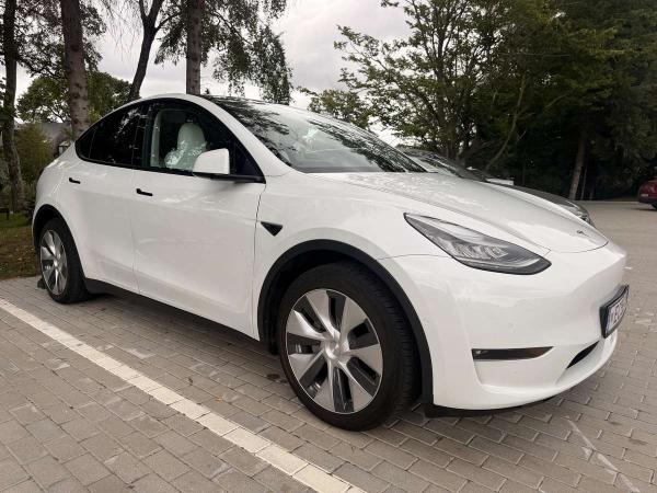White Tesla Model Y 2021 in Gargzdai, with an engine capacity of 0.00 L and mileage of 91 thousand km for 28900 €, photo 1 on AUTOMOTO.COM.LV