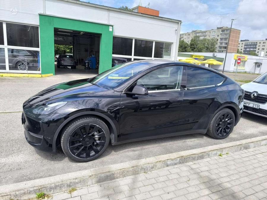 White Tesla Model Y 2021 in Kaunas, with an engine capacity of 0.00 L and mileage of 390 thousand km for 17000 €, photo 1 on AUTOMOTO.COM.LV