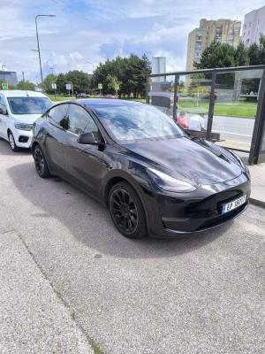 White Tesla Model Y 2021 in Kaunas, with an engine capacity of 0.00 L and mileage of 390 thousand km for 17000 €, photo 3 on AUTOMOTO.COM.LV