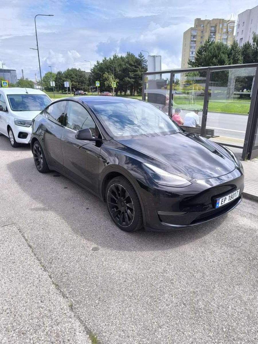 White Tesla Model Y 2021 in Kaunas, with an engine capacity of 0.00 L and mileage of 390 thousand km for 17000 €, photo 3 on AUTOMOTO.COM.LV