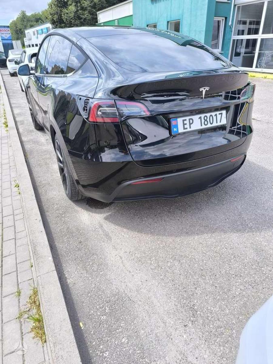 White Tesla Model Y 2021 in Kaunas, with an engine capacity of 0.00 L and mileage of 390 thousand km for 17000 €, photo 4 on AUTOMOTO.COM.LV