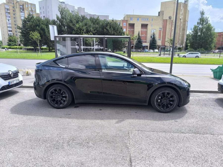 White Tesla Model Y 2021 in Kaunas, with an engine capacity of 0.00 L and mileage of 390 thousand km for 17000 €, photo 5 on AUTOMOTO.COM.LV