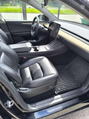 White Tesla Model Y 2021 in Kaunas, with an engine capacity of 0.00 L and mileage of 390 thousand km for 17000 €, photo 6 on AUTOMOTO.COM.LV