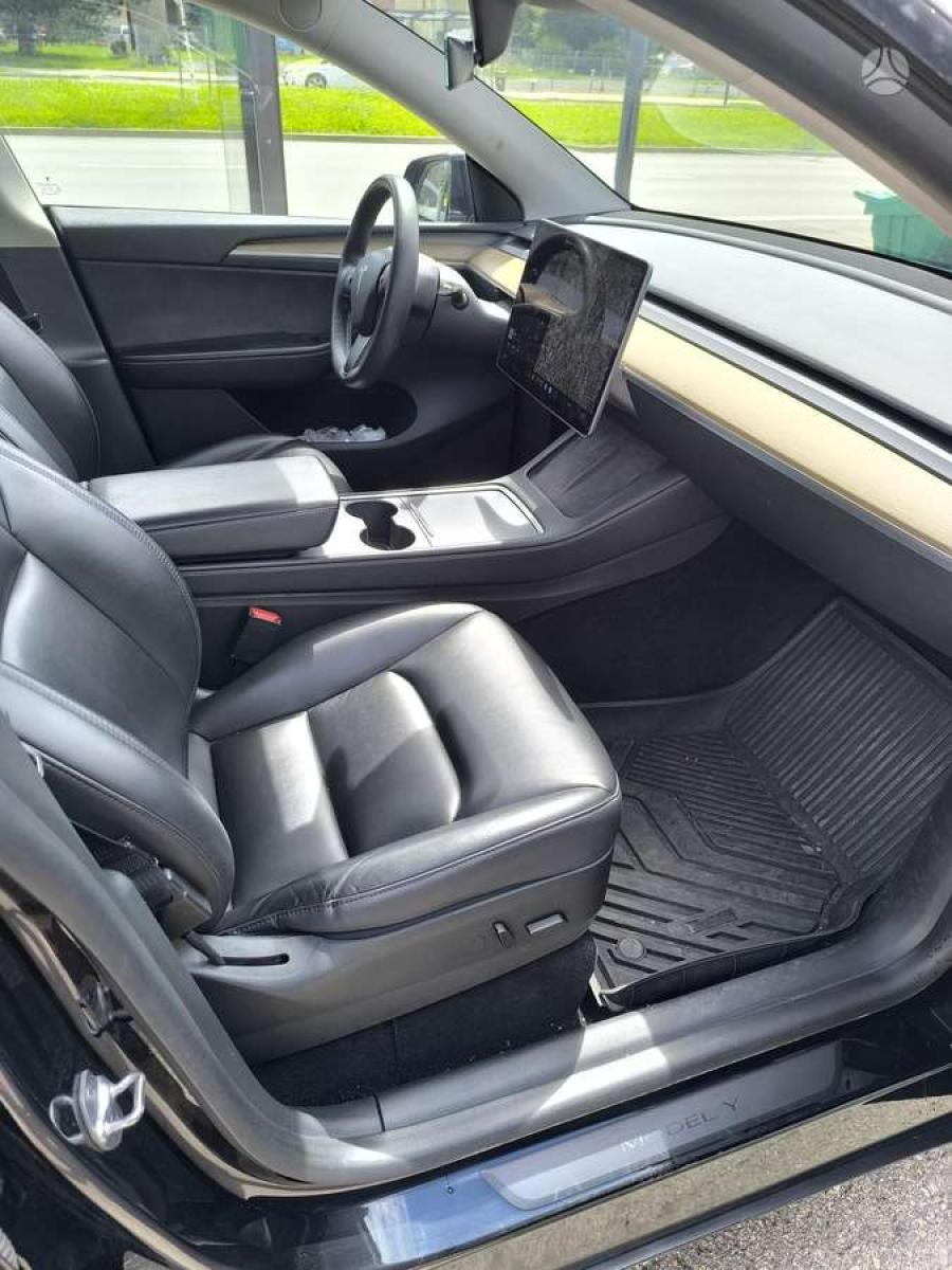 White Tesla Model Y 2021 in Kaunas, with an engine capacity of 0.00 L and mileage of 390 thousand km for 17000 €, photo 6 on AUTOMOTO.COM.LV