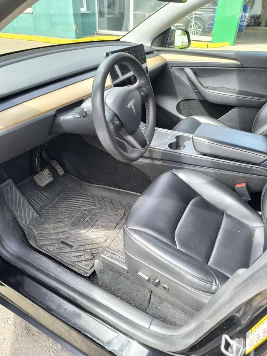 White Tesla Model Y 2021 in Kaunas, with an engine capacity of 0.00 L and mileage of 390 thousand km for 17000 €, photo 7 on AUTOMOTO.COM.LV