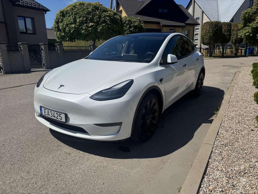Balts Tesla Model Y 2021 Alīta, ar dzinēja tilpumu 0.00 L un nobraukumu 98 tūkst. km par 28200 €, foto 4 vietnē AUTOMOTO.COM.LV