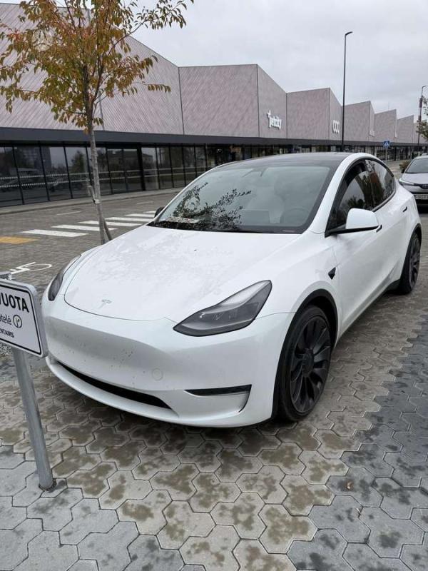 Tesla Model Y 2021 in Panevezys on AUTOMOTO.COM.LV White Tesla Model Y 2021 in Panevezys, with an engine capacity of 0.00 L and mileage of 125 thousand km for 18000 €, photo 3 on AUTOMOTO.COM.LV