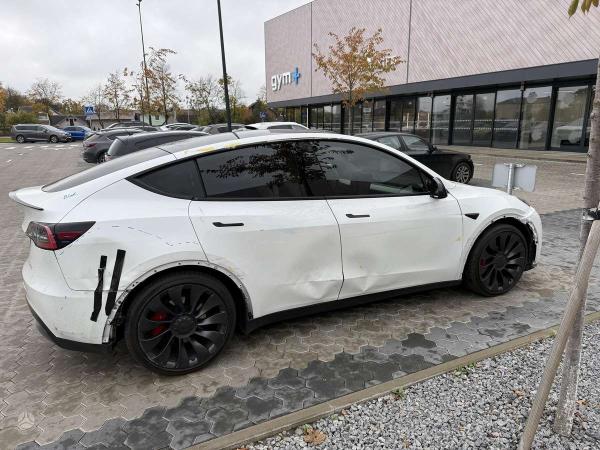 Tesla Model Y 2021 in Panevezys on AUTOMOTO.COM.LV White Tesla Model Y 2021 in Panevezys, with an engine capacity of 0.00 L and mileage of 125 thousand km for 18000 €, photo 5 on AUTOMOTO.COM.LV