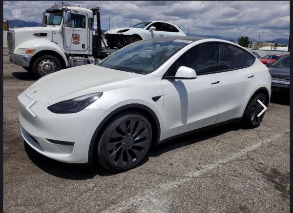 Tesla Model Y 2021 in Panevezys on AUTOMOTO.COM.LV White Tesla Model Y 2021 in Panevezys, with an engine capacity of 0.00 L and mileage of 125 thousand km for 18000 €, photo 6 on AUTOMOTO.COM.LV