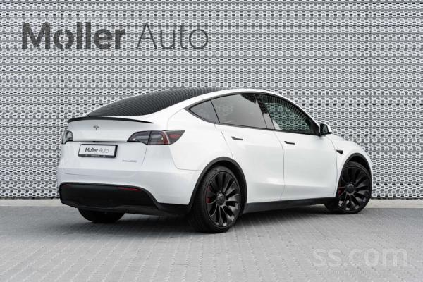 White Tesla Model Y 2022 in Riga, with an engine capacity of 0.00 L and mileage of 24 thousand km for 31490 €, photo 4 on AUTOMOTO.COM.LV