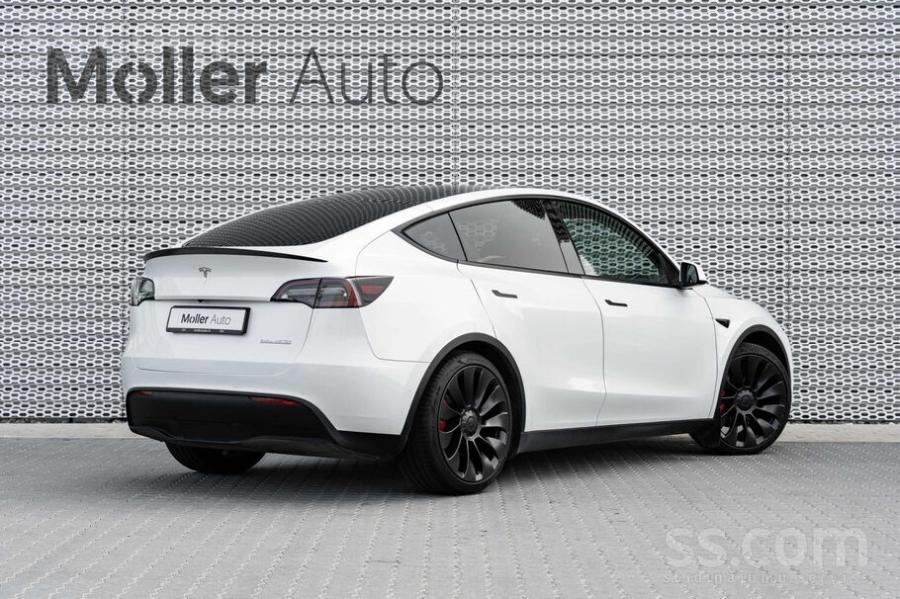 White Tesla Model Y 2022 in Riga, with an engine capacity of 0.00 L and mileage of 24 thousand km for 32499 €, photo 4 on AUTOMOTO.COM.LV