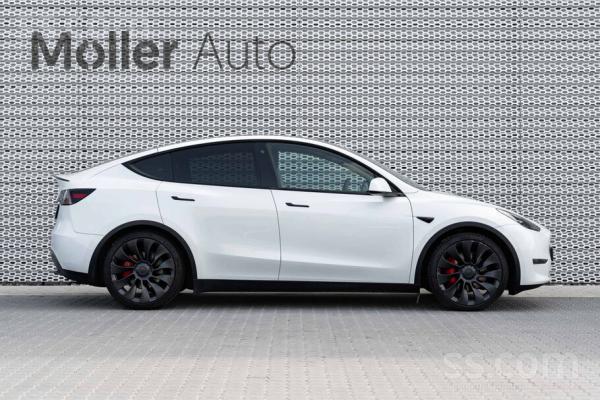 White Tesla Model Y 2022 in Riga, with an engine capacity of 0.00 L and mileage of 24 thousand km for 31490 €, photo 5 on AUTOMOTO.COM.LV