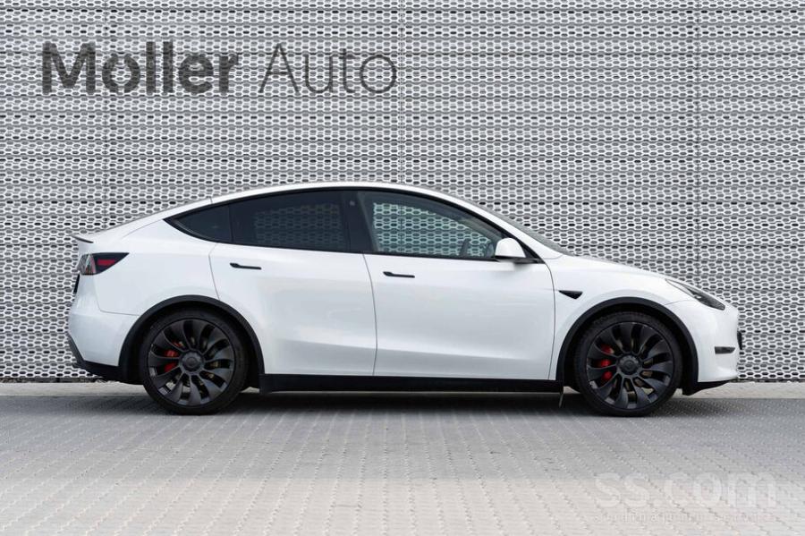 White Tesla Model Y 2022 in Riga, with an engine capacity of 0.00 L and mileage of 24 thousand km for 32499 €, photo 5 on AUTOMOTO.COM.LV