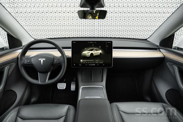 White Tesla Model Y 2022 in Riga, with an engine capacity of 0.00 L and mileage of 24 thousand km for 31490 €, photo 6 on AUTOMOTO.COM.LV
