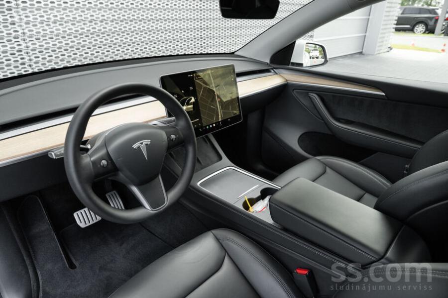 White Tesla Model Y 2022 in Riga, with an engine capacity of 0.00 L and mileage of 24 thousand km for 32499 €, photo 18 on AUTOMOTO.COM.LV