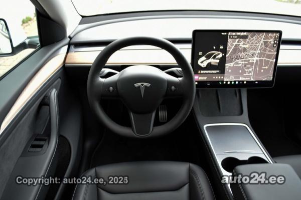 White Tesla Model Y 2022 in Tallinn, with an engine capacity of 0.00 L and mileage of 70 thousand km for 39890 €, photo 11 on AUTOMOTO.COM.LV