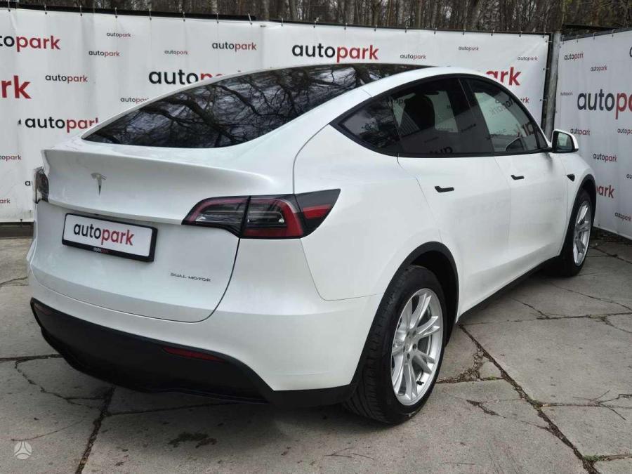 White Tesla Model Y 2022 in Vilnius, with an engine capacity of 0.00 L and mileage of 33 thousand km for 34900 €, photo 4 on AUTOMOTO.COM.LV