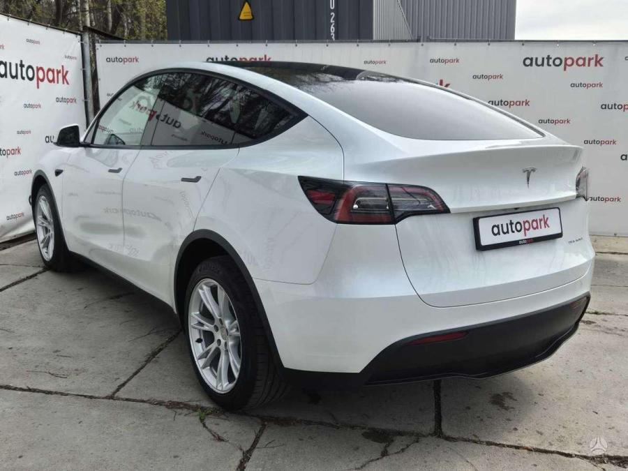 White Tesla Model Y 2022 in Vilnius, with an engine capacity of 0.00 L and mileage of 33 thousand km for 34900 €, photo 5 on AUTOMOTO.COM.LV