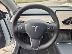 White Tesla Model Y 2022 in Vilnius, with an engine capacity of 0.00 L and mileage of 33 thousand km for 34900 €, photo 10 on AUTOMOTO.COM.LV