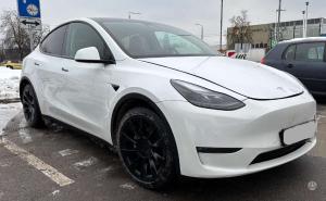 White Tesla Model Y 2022 in Vilnius, with an engine capacity of 0.00 L and mileage of 71 thousand km for 26015 €, photo 2 on AUTOMOTO.COM.LV