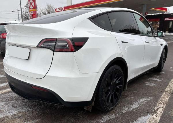 White Tesla Model Y 2022 in Vilnius, with an engine capacity of 0.00 L and mileage of 71 thousand km for 26015 €, photo 4 on AUTOMOTO.COM.LV