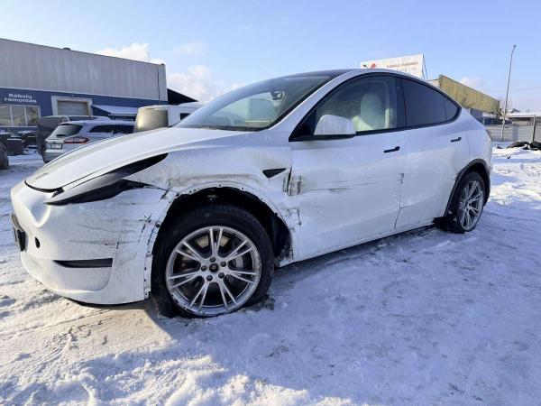 White Tesla Model Y 2022 in Siauliai, with an engine capacity of 0.00 L and mileage of 28 thousand km for 24600 €, photo 1 on AUTOMOTO.COM.LV