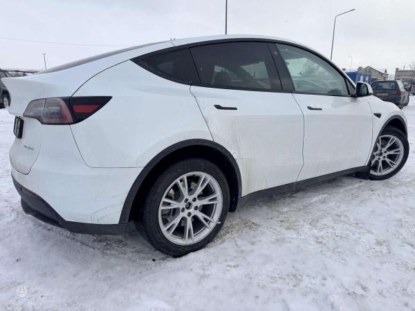 White Tesla Model Y 2022 in Siauliai, with an engine capacity of 0.00 L and mileage of 28 thousand km for 24600 €, photo 2 on AUTOMOTO.COM.LV