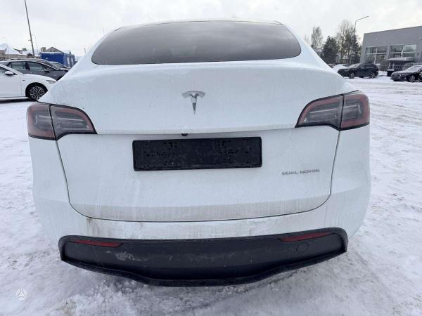 White Tesla Model Y 2022 in Siauliai, with an engine capacity of 0.00 L and mileage of 28 thousand km for 24600 €, photo 3 on AUTOMOTO.COM.LV