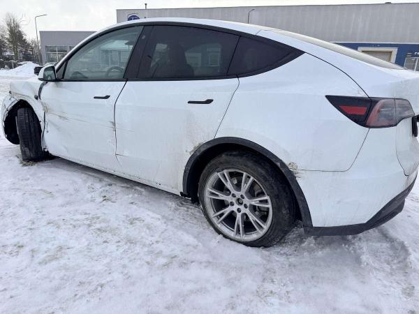 White Tesla Model Y 2022 in Siauliai, with an engine capacity of 0.00 L and mileage of 28 thousand km for 24600 €, photo 4 on AUTOMOTO.COM.LV
