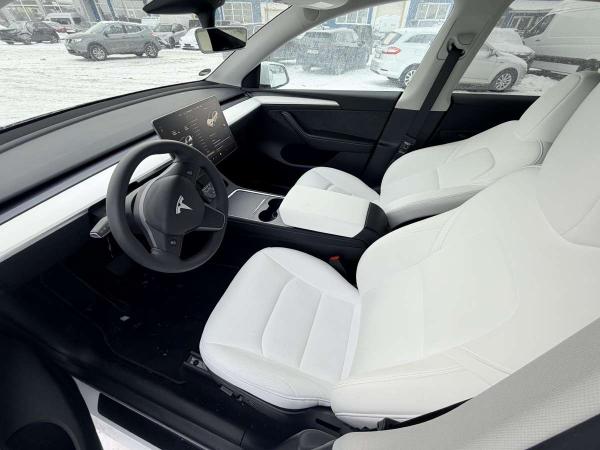 White Tesla Model Y 2022 in Siauliai, with an engine capacity of 0.00 L and mileage of 28 thousand km for 24600 €, photo 5 on AUTOMOTO.COM.LV