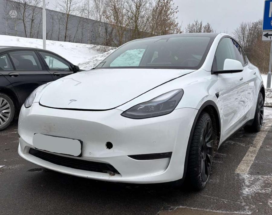 White Tesla Model Y 2022 in Vilnius, with an engine capacity of 0.00 L and mileage of 71 thousand km for 24684 €, photo 1 on AUTOMOTO.COM.LV