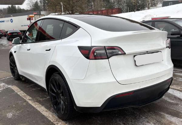 White Tesla Model Y 2022 in Vilnius, with an engine capacity of 0.00 L and mileage of 71 thousand km for 24684 €, photo 3 on AUTOMOTO.COM.LV