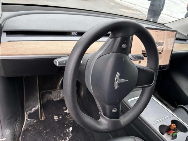 White Tesla Model Y 2022 in Vilnius, with an engine capacity of 0.00 L and mileage of 71 thousand km for 24684 €, photo 6 on AUTOMOTO.COM.LV