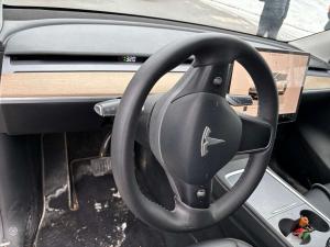 White Tesla Model Y 2022 in Vilnius, with an engine capacity of 0.00 L and mileage of 71 thousand km for 24684 €, photo 6 on AUTOMOTO.COM.LV